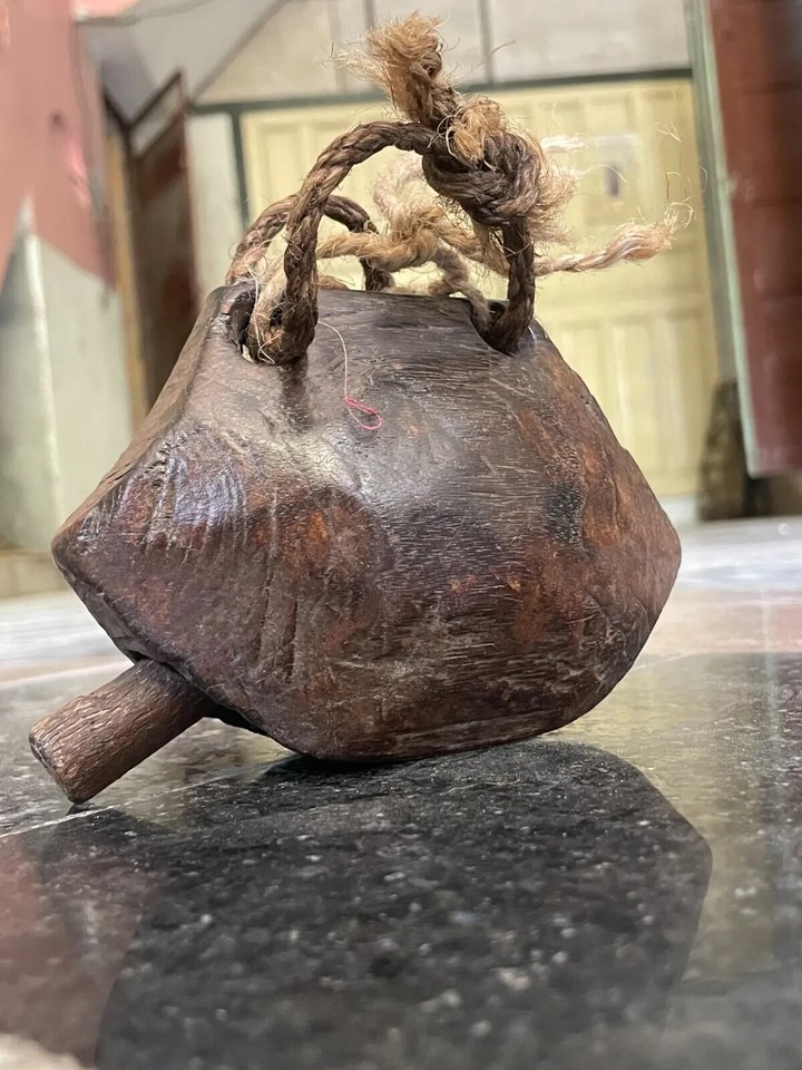 OLD VINTAGE HAND CARVED PRIMITIVE HANGING WOODEN COW BELL, COLLECTIBLE ...