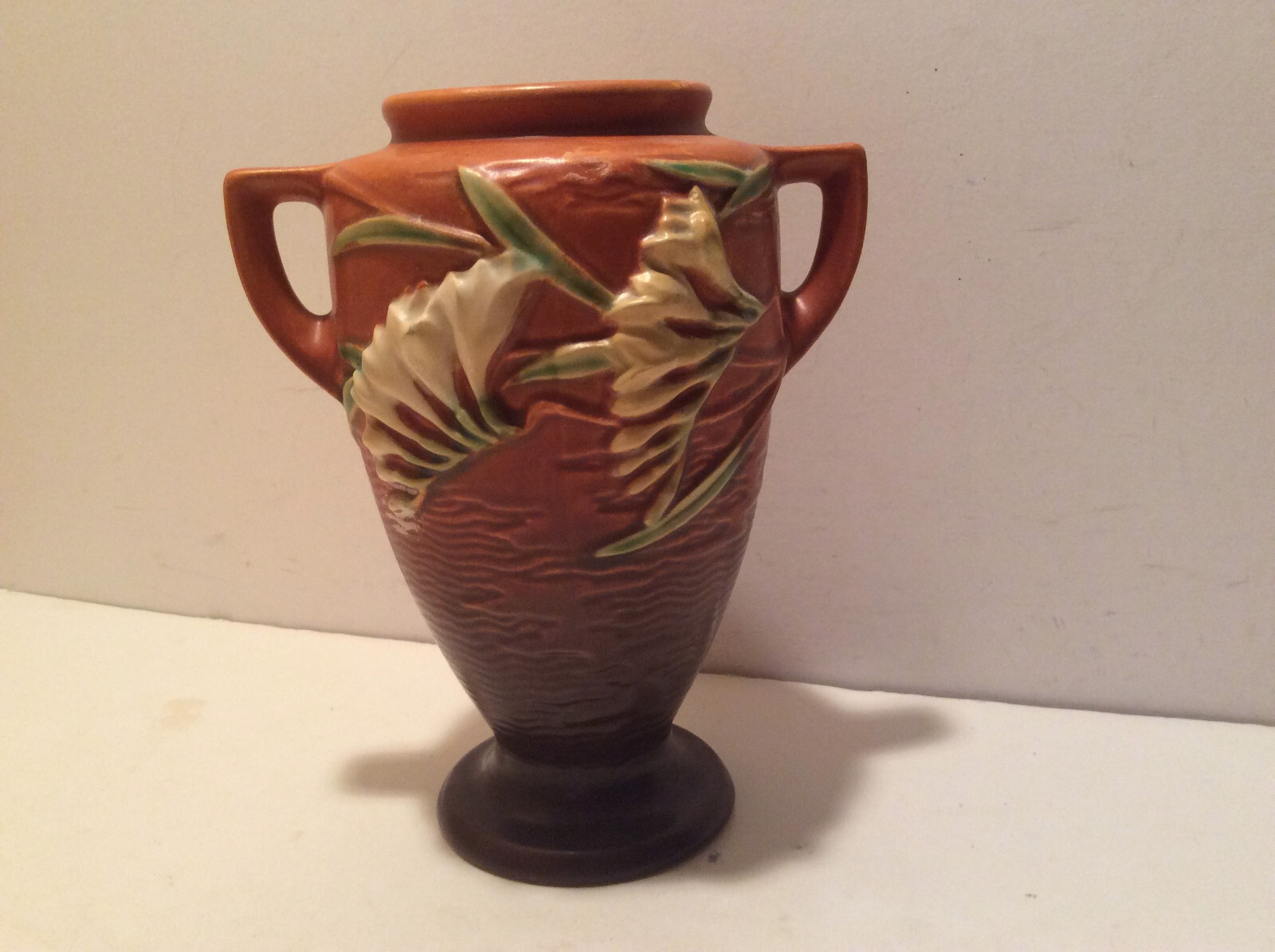 Roseville Freesia Brown Vase 121-8 USA 1945 Double Handle | eBay