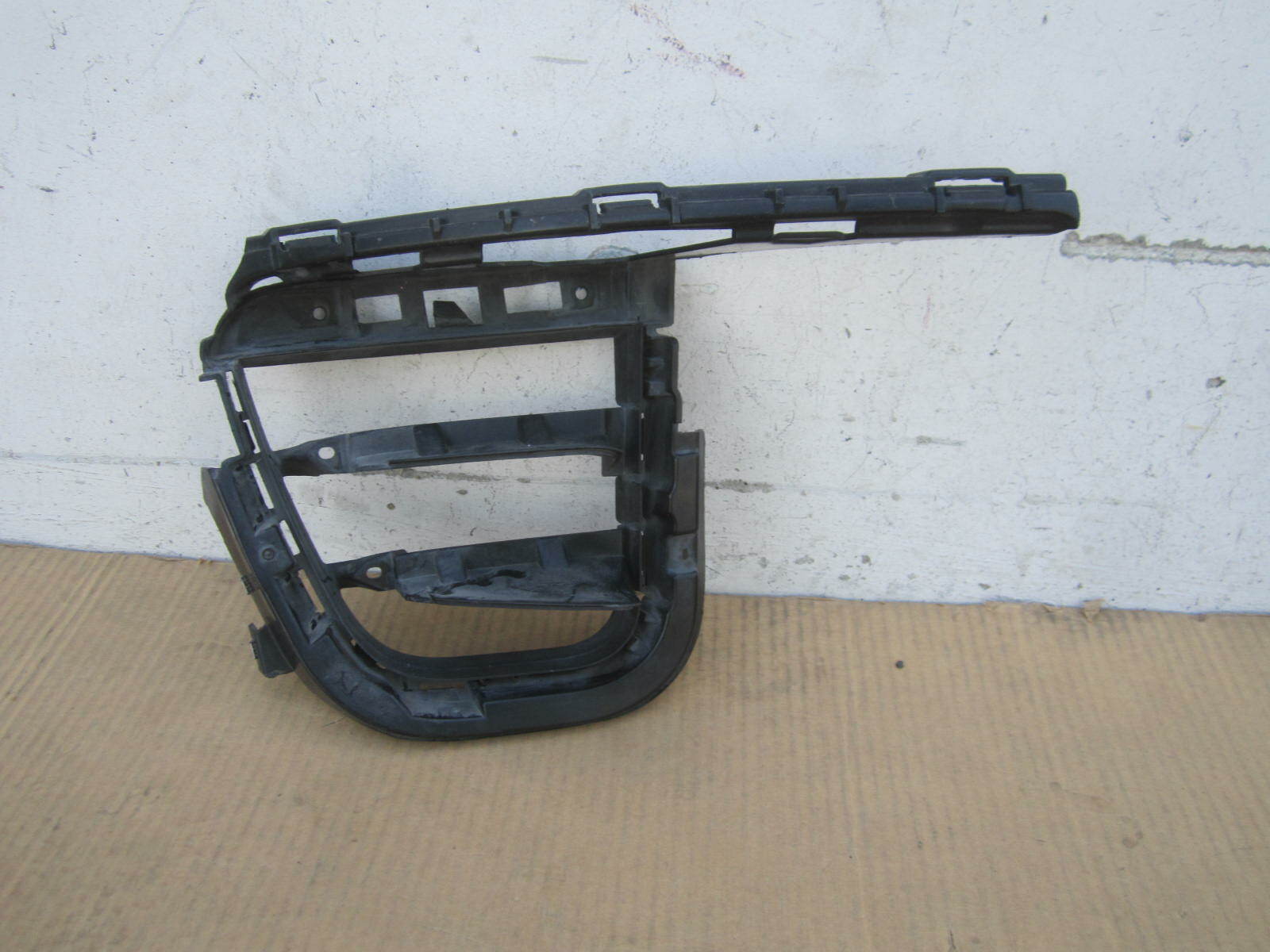 2015 - 2018 Porsche Macan Front Bumper Right Grille Bracket OEM ...