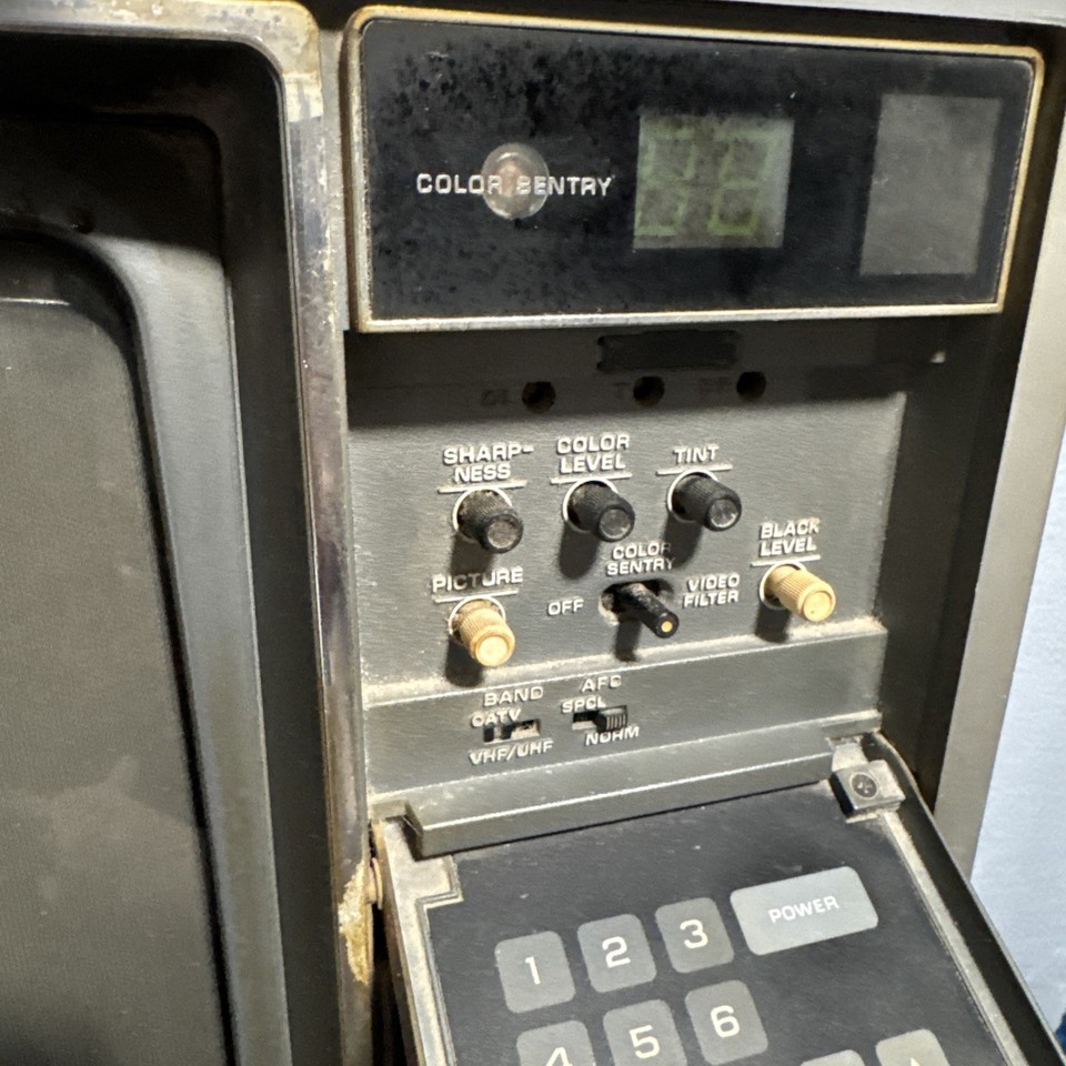 Retro 1986 White Zenith B1996W System 3 19" Color Sentry CRT TV - Turns ...