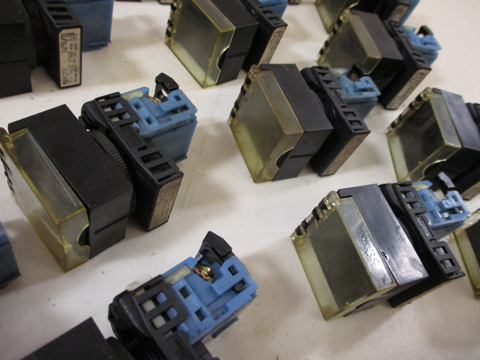 (LOT OF 23) FUJI AR22FOS MOMENTARY PUSH BUTTON BLACK AR22F0S 250V 6A | eBay