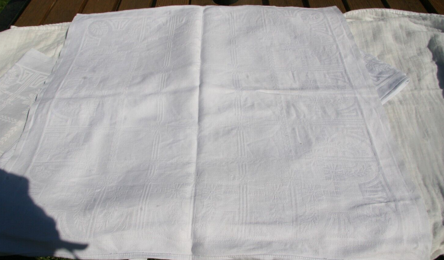 FIVE (5) GENUINE VINTAGE WHITE PATTERNED SERVIETTES IN VGC CLEAN SAME ...