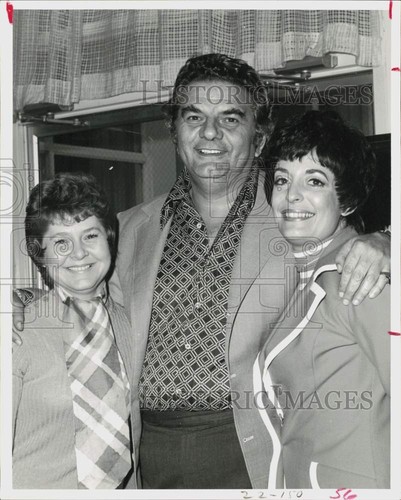 1974 Press Photo Jimmy the Greek Snyder poses with Bunny Orsak, Judy ...