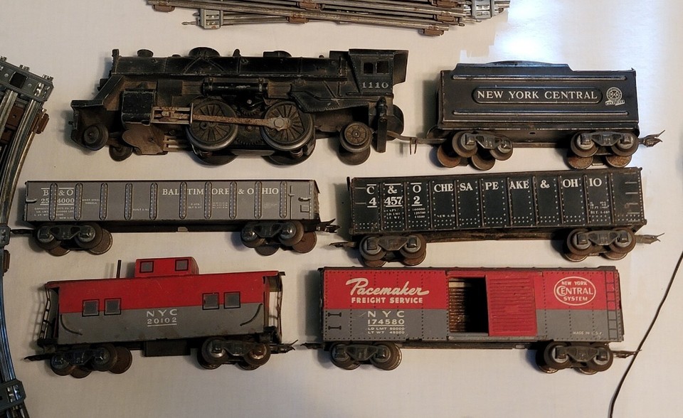 MARX Lionel Engine #1110 w/ 3 Freight Cars & Caboose; VTG; All Tin; See ...