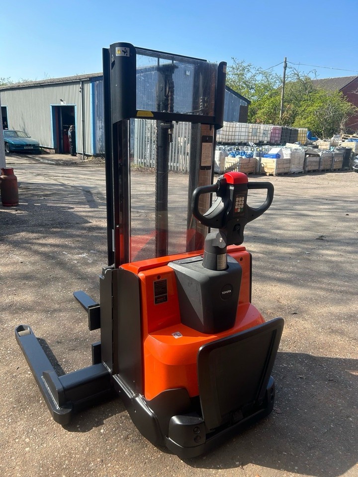 BT/ Toyota SWE120 Straddle Stacker £4620 vat included | eBay UK