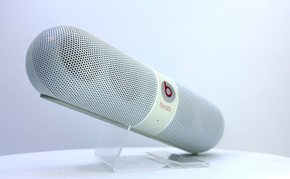 (Beautiful junk) Beats Pill 2.0 Bluetooth Speaker + Man Stand white ...