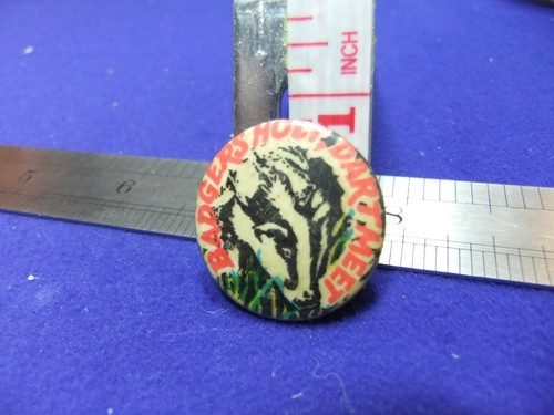 vtg tin badge badgers holt dartmeet dartmoor souvenir tourist club ...