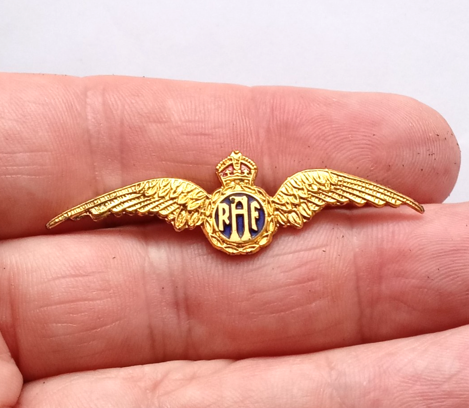 RAF Crest Wings Vintage Gold Tone Metal / Enamel Lapel Pin Badge. PB9 ...