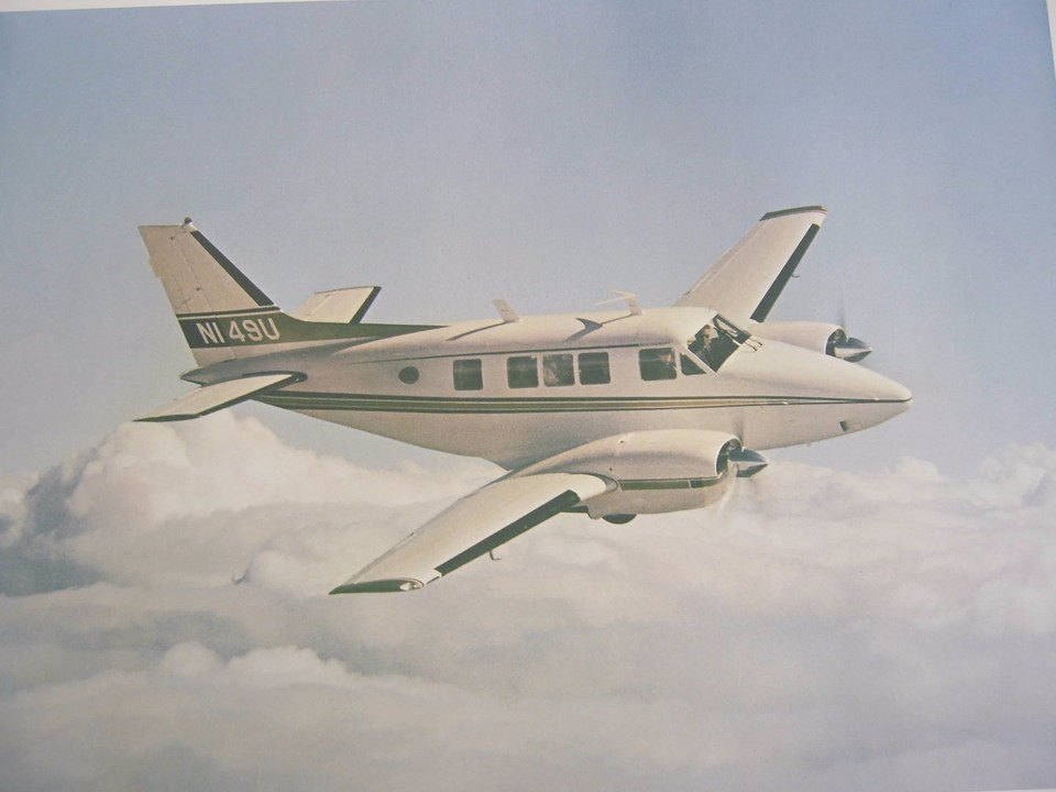 BEECHCRAFT QUEEN AIR A 65 - IN FLIGHT - COLOR POSTER 16 X 20 | eBay