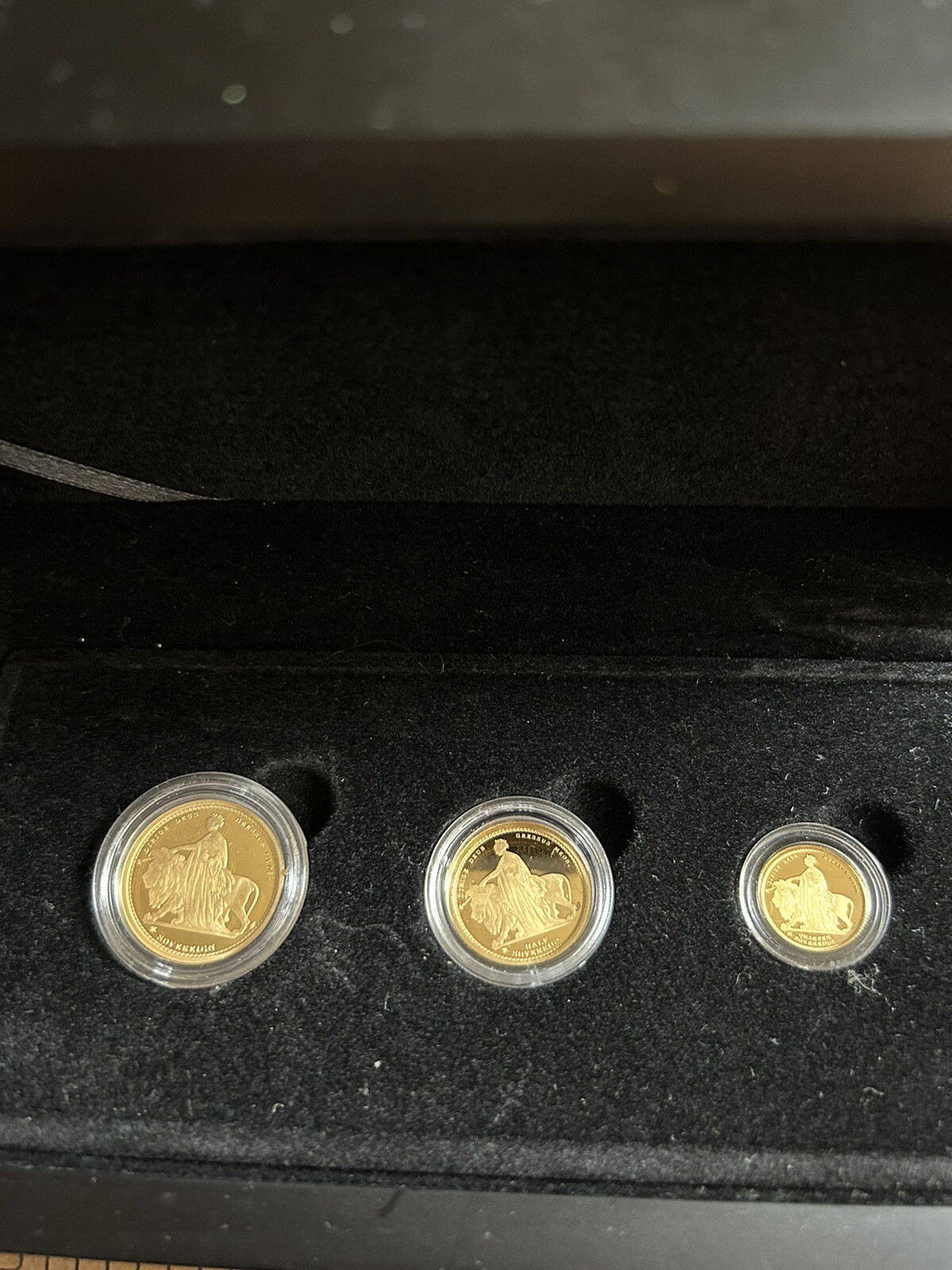 2019 Queen Victoria 200th Anniversary 24ct Gold Prestige Sovereign Set ...