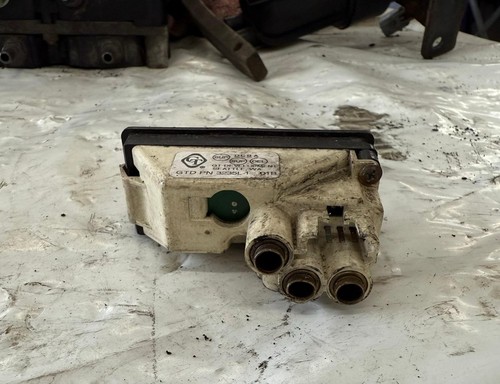 FREIGHTLINER INTER AXLE DIFFERENTIAL LOCK SWITCH GTD PN 3235L 1 | eBay