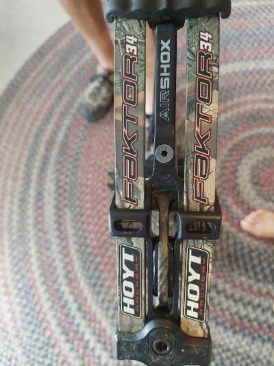 Hoyt Faktor 34 Compound Bow with 12 arrows and carry case | eBay