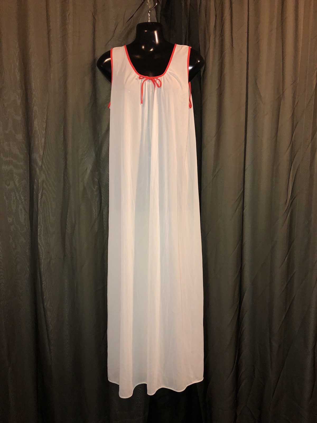 Vtg. WHITE Nylon Night Gown Nightgown Size SMALL - Gem