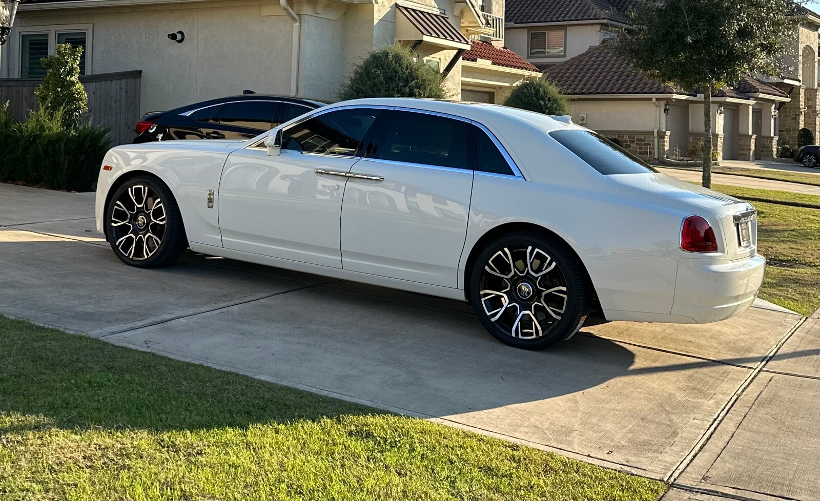 Rolls Royce Ghost White With Black Rims