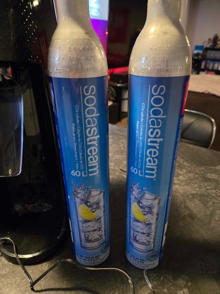 SodaStream One Touch Electric Sparkling Water Maker/2 empty CO2 tanks ...