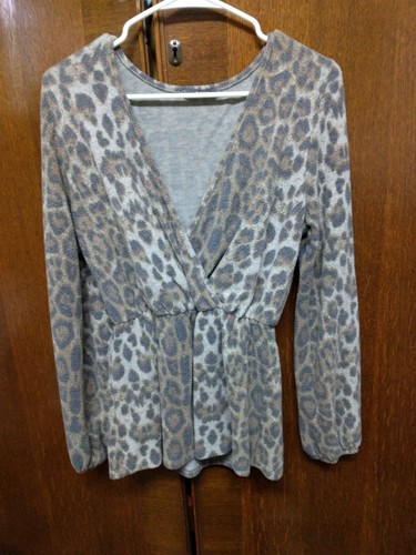 Gyft Faded Leopard Print Long Sleeve V-Neck Blouse Top Sz M Preppy Boho ...