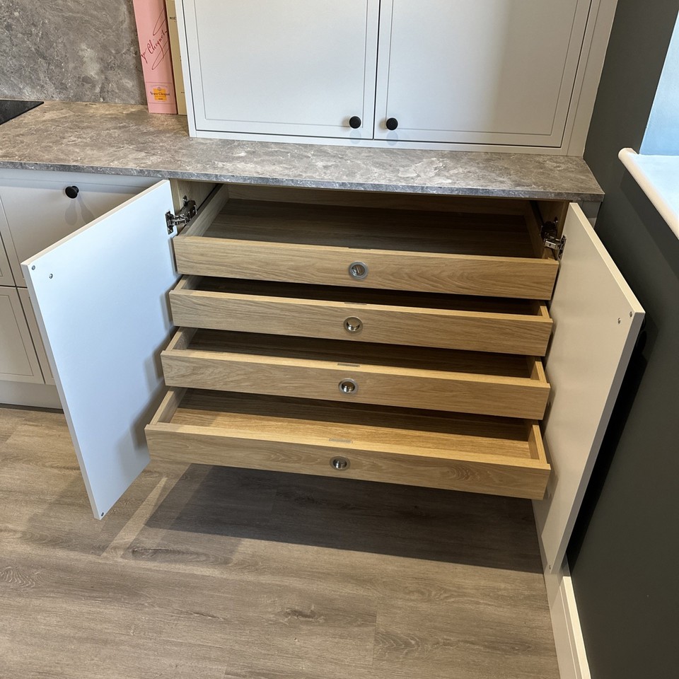 Ex-display Masterclass Melrose Kitchen on Portland Oak Cabinet Neff Hob ...
