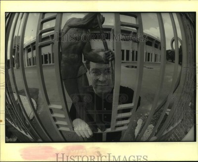 1993 Press Photo Sam Seemes of NCAA Track and Field at Roosevelt Mall ...