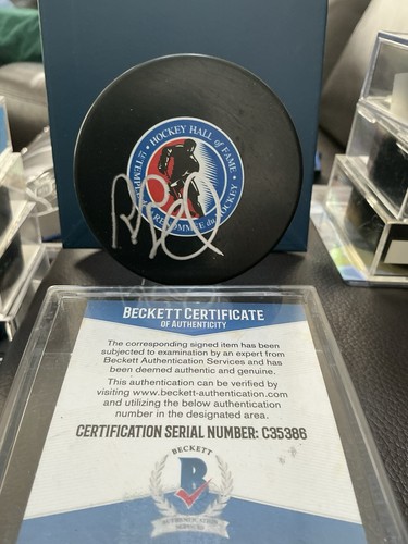 ROB BLAKE (L.A. Kings) Signed HOCKEY HALL OF FAME Puck w/ Beckett COA ...