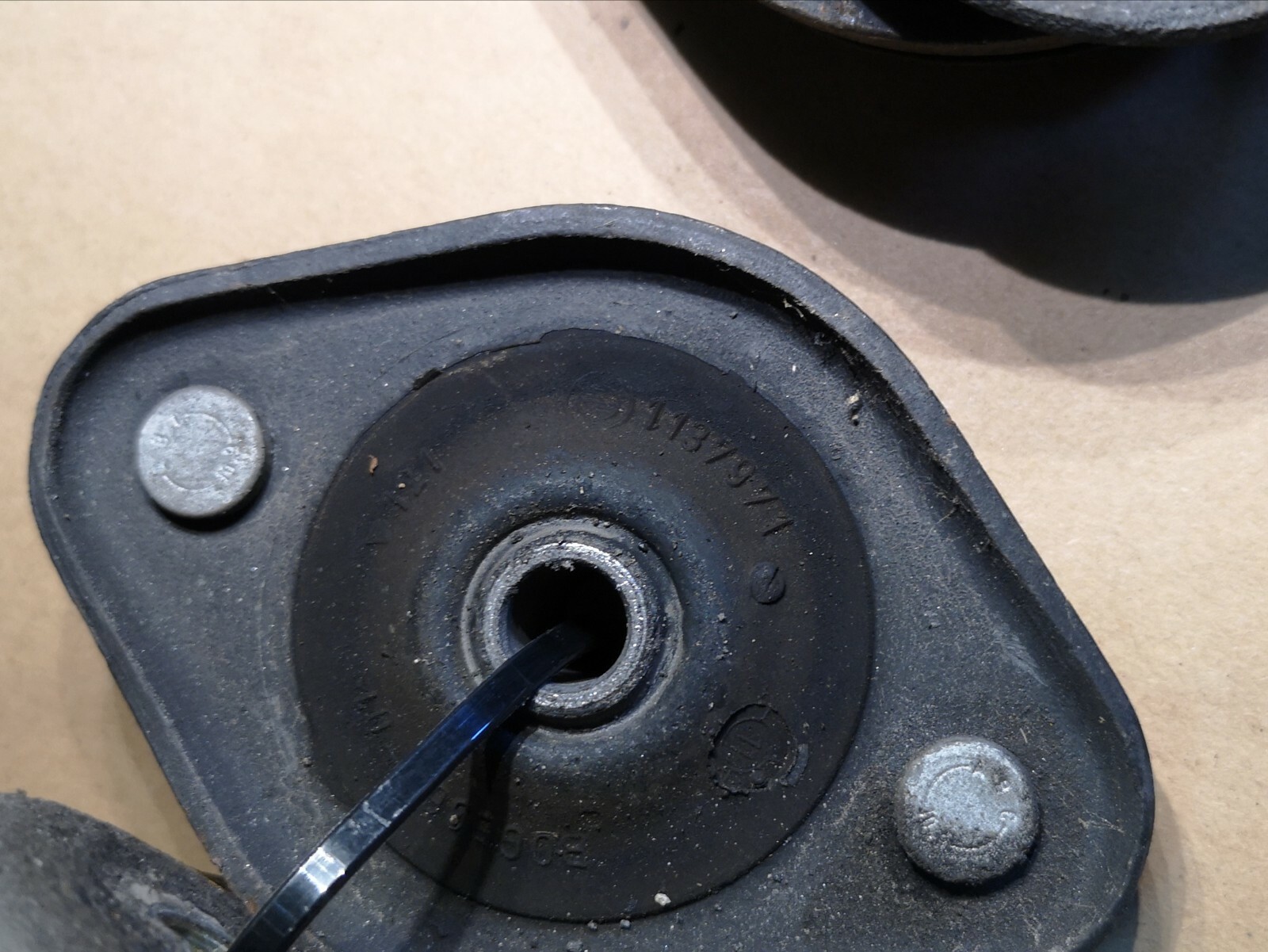 BMW E36 M3 3.2 rear strut TOP MOUNT OEM mounting guide support ...