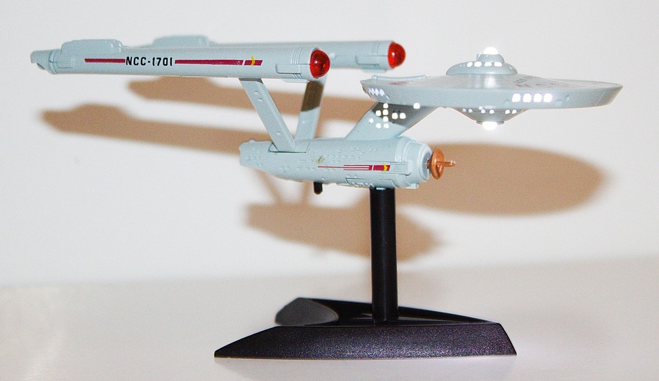 Star Trek TOS Classic 5" Starship Enterprise NCC-1701 Light-Up Display ...