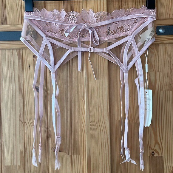 NWT FOR LOVE & LEMONS AIMEE LT PINK FLORAL LACE GARTER BELT W/STOCKING ...