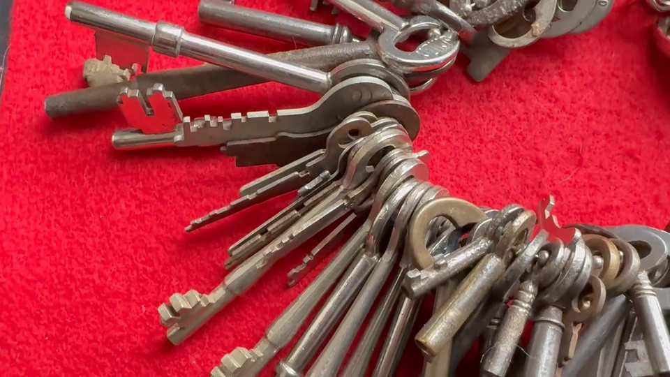 SKELETON KEYS & FLAT KEYS - ALL GENUINE NO FAKES! 100+ VINTAGE OLD ...