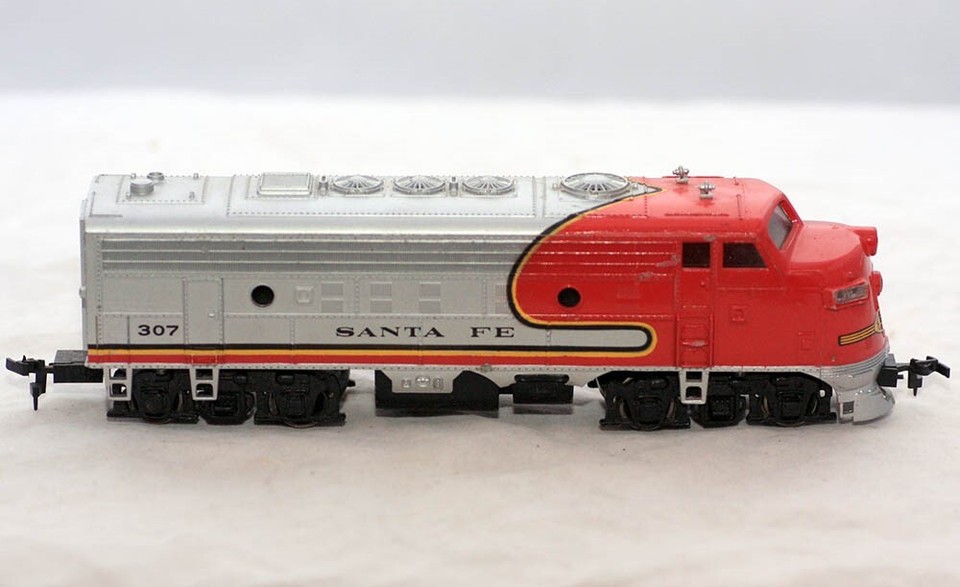 Bachmann HO Scale EMD F9 Santa Fe #307 Dummy locomotive | eBay
