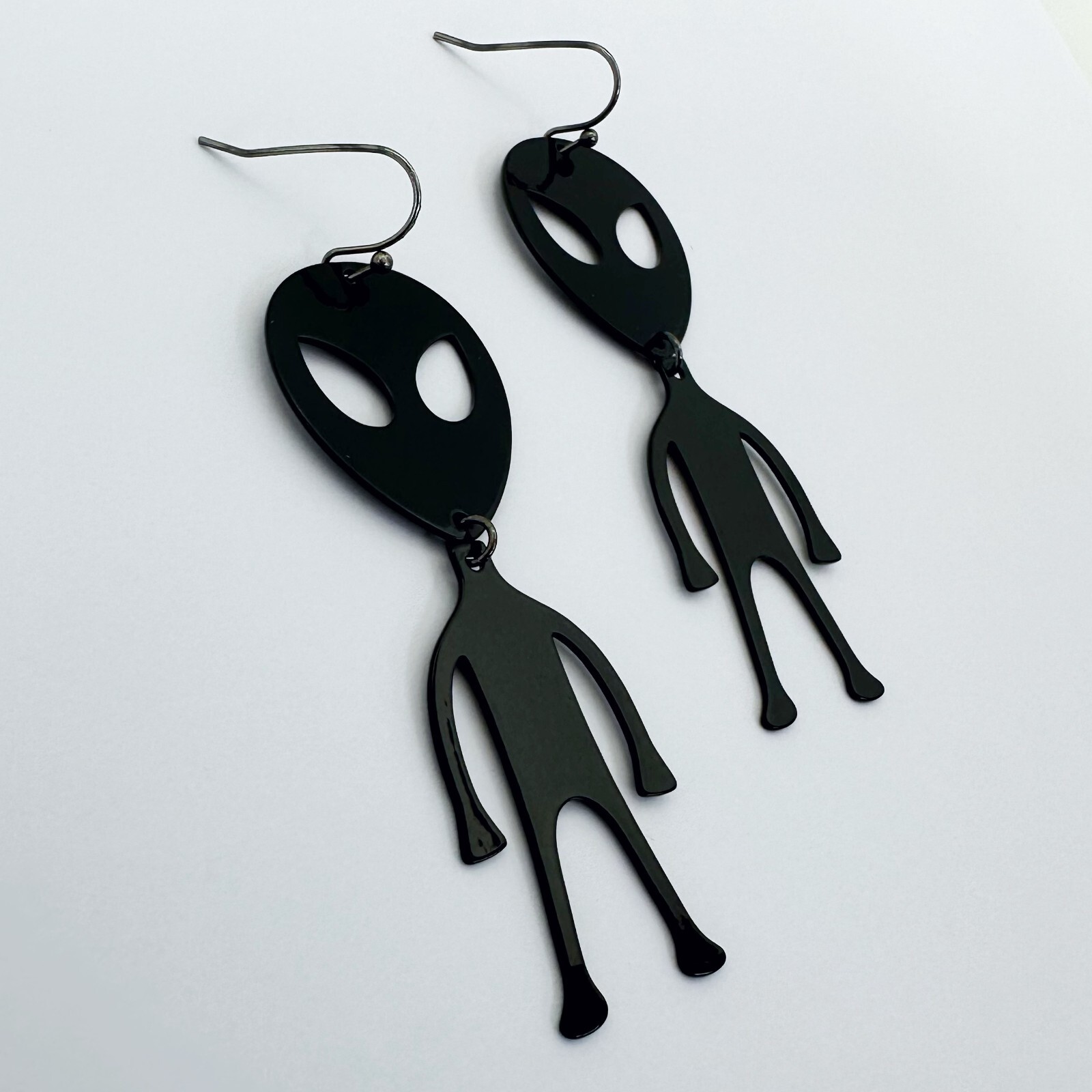 E0910 Black Color Thin Metal Halloween Theme Alien design drop Dangle ...