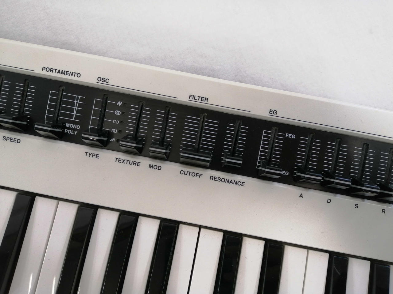 Yamaha Reface CS White Keyboard Synthesizer Mini Mobile 37 Keys Very ...