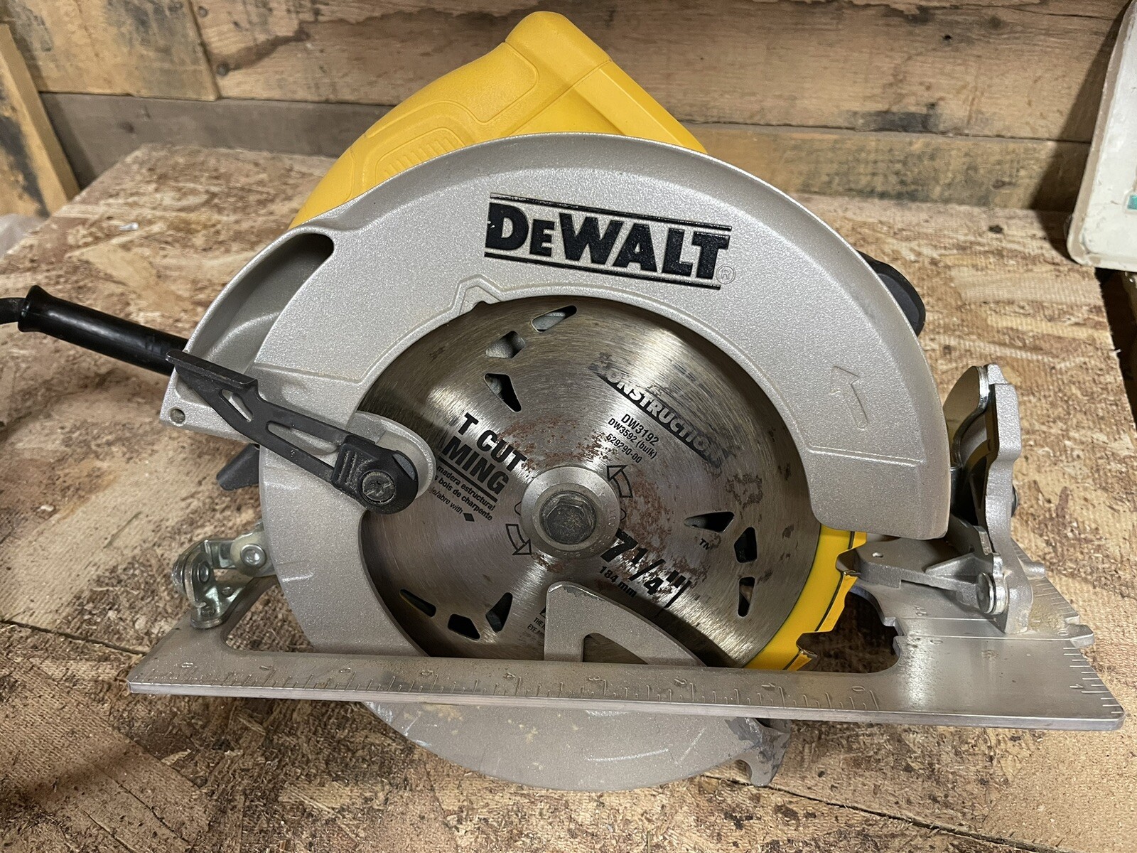 DEWALT DWE575 7-1/4 in. Lightweight Circular Saws Very Good Condition ...