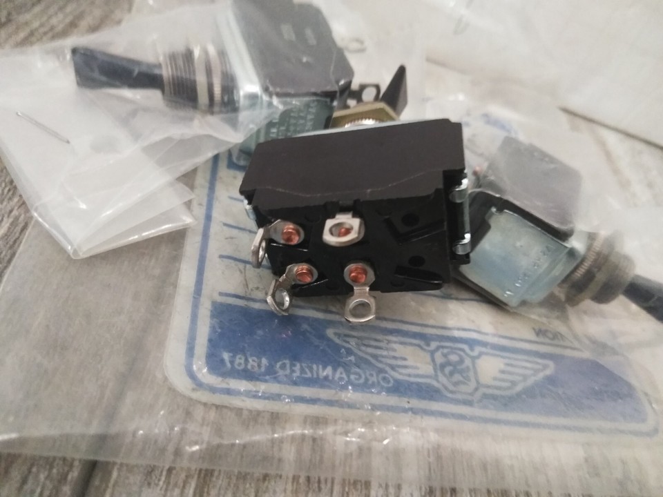 UND LAB INC. LIST TOGGLE SWITCH 10A 250V A/C - 15A 125V A/C 3/4-HP 250V ...