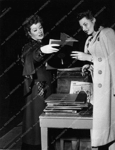 3104-16 candid Greer Garson behind the scenes Her 12 Men 3104-16 3104 ...