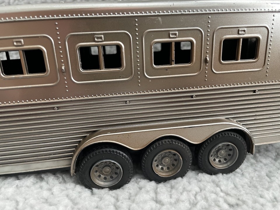 New-Ray 1/32 Fifth Wheel Tri - Axle Plastic Horse Trailer | eBay
