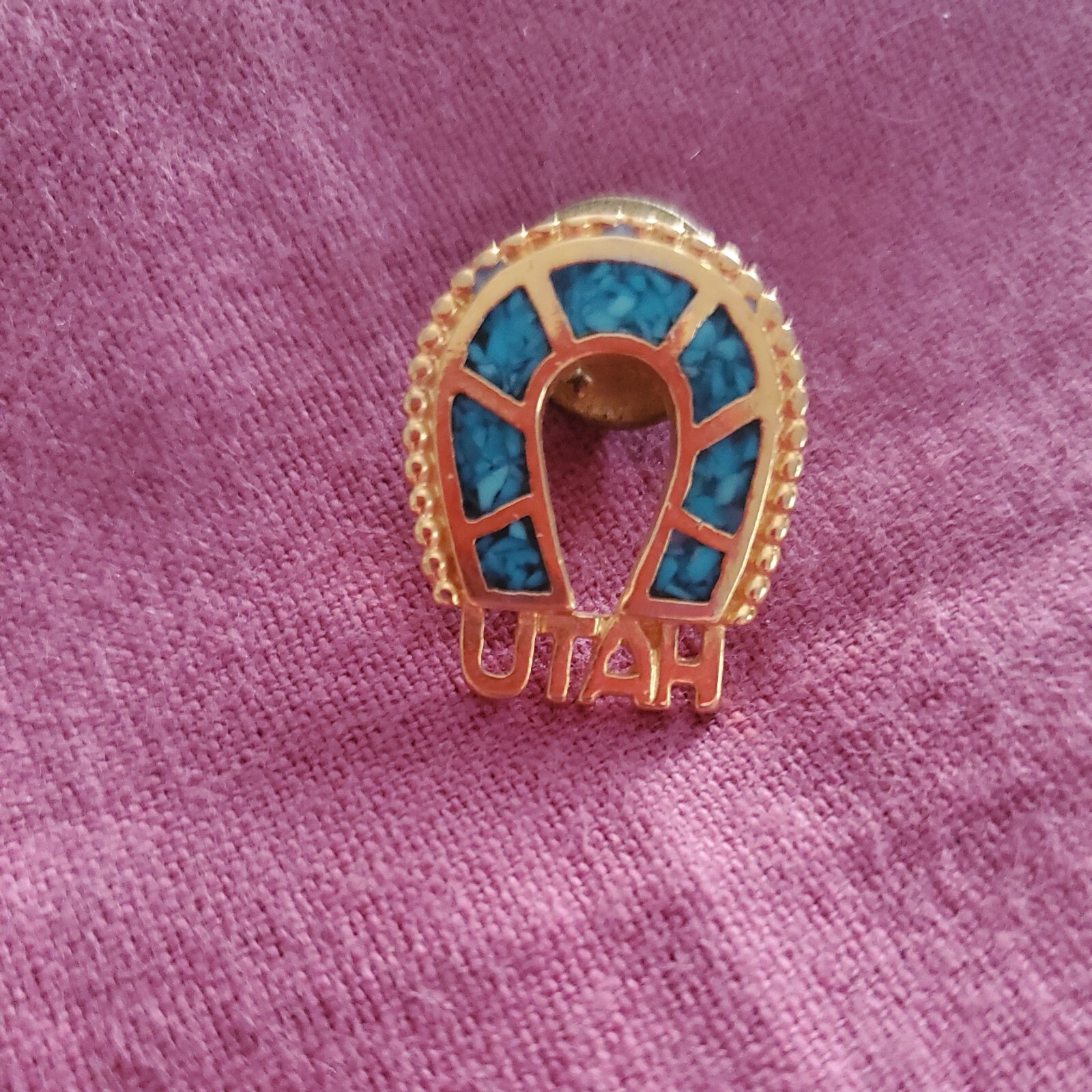 8Pu Utah Turquoise Chip Horseshoe Gold Tone Pinback Pin Collectible | eBay
