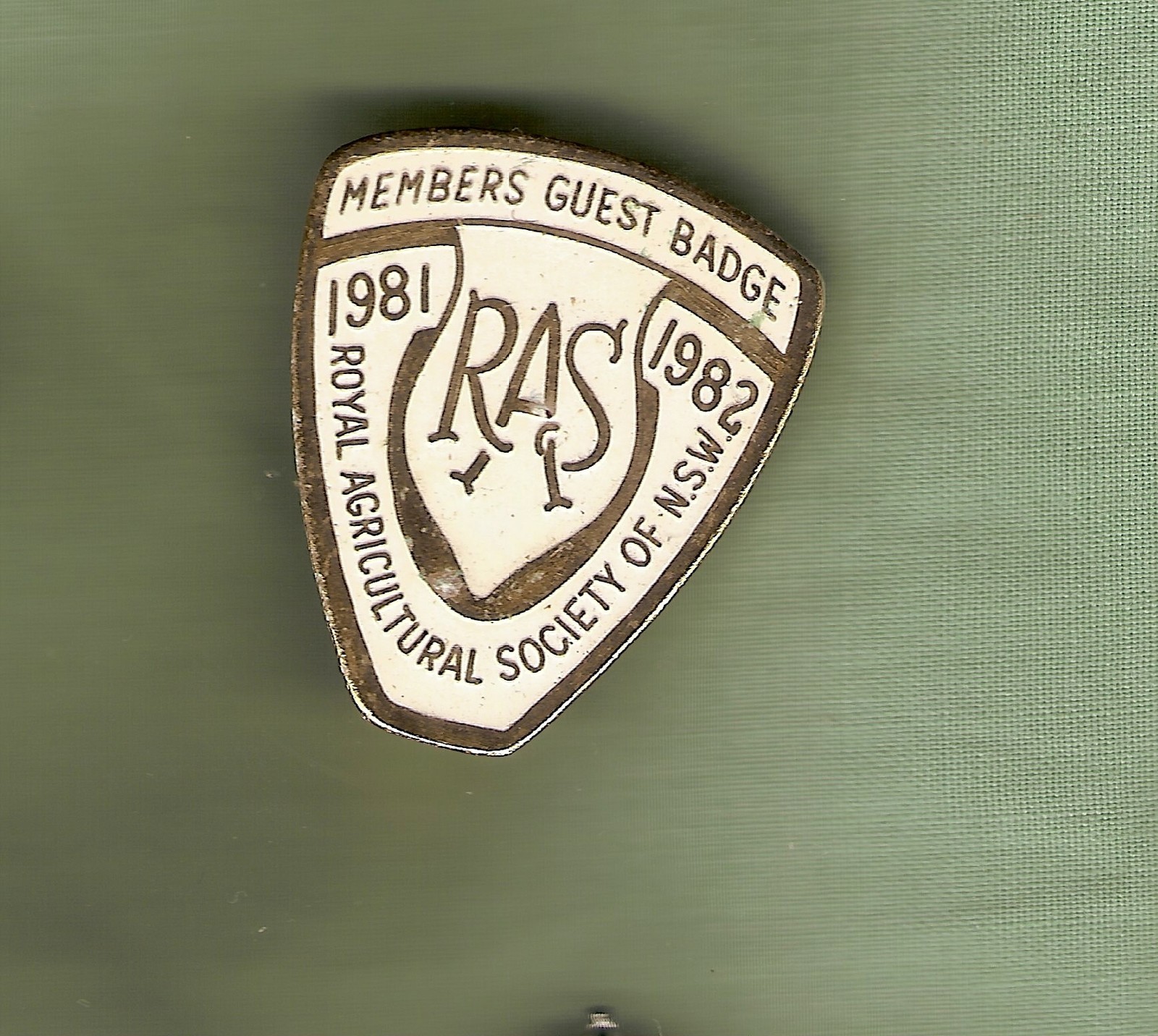 #D244. 1981-82 RAS ROYAL AGRICULTURAL SOC. of NSW GUEST LAPEL BADGE | eBay