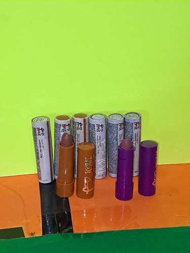 LAPIZ LABIAL POP LOVE DE AVON 2 DIFERENTES COLORES CON SABOR A UVA Y ...