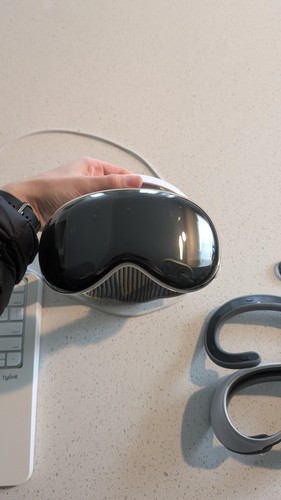 Apple vision pro 256 GB, Small Solo Strap, Magic Keyboard & trackpad 21 ...