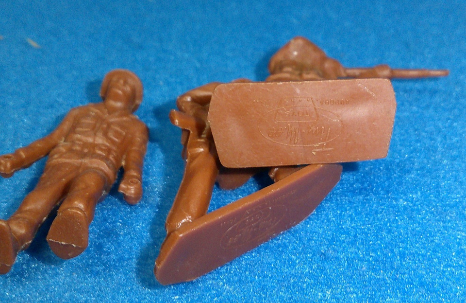 Tim Mee Toy 1950's red/brown "enemy" toy soldiers WWII X7 with casualty ...