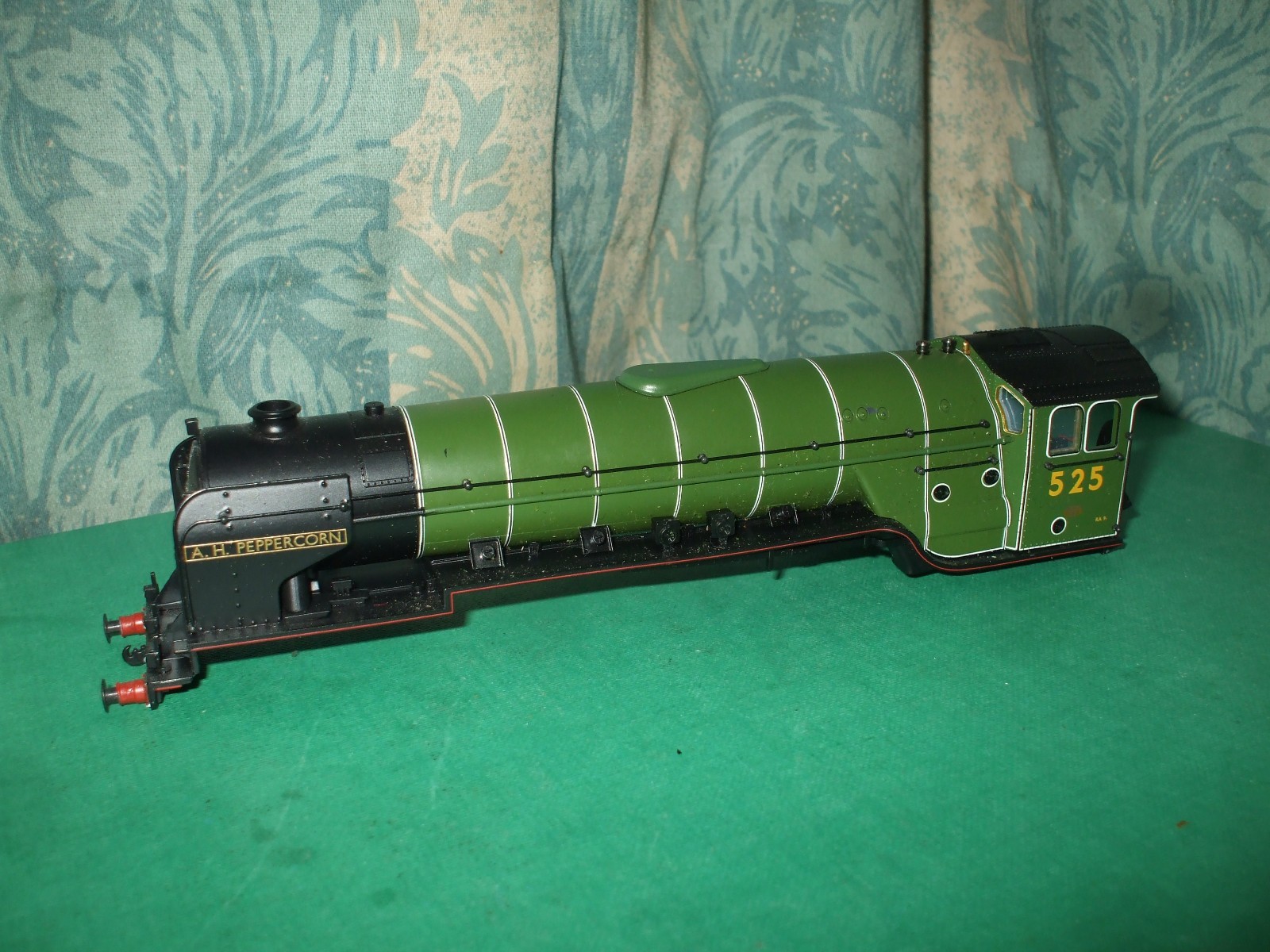 BACHMANN LNER A2 CLASS APPLE GREEN LOCO BODY ONLY - A H PEPPERCORN ...