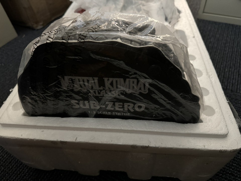 PCS Collectibles Sideshow Mortal Kombat Klassic Sub-Zero 1:3 scale ...