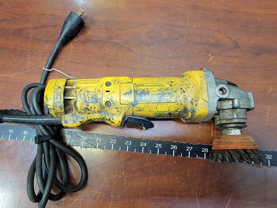 DeWalt DWE402 4-1/2 in. (115mm) Small Angle Grinder | eBay