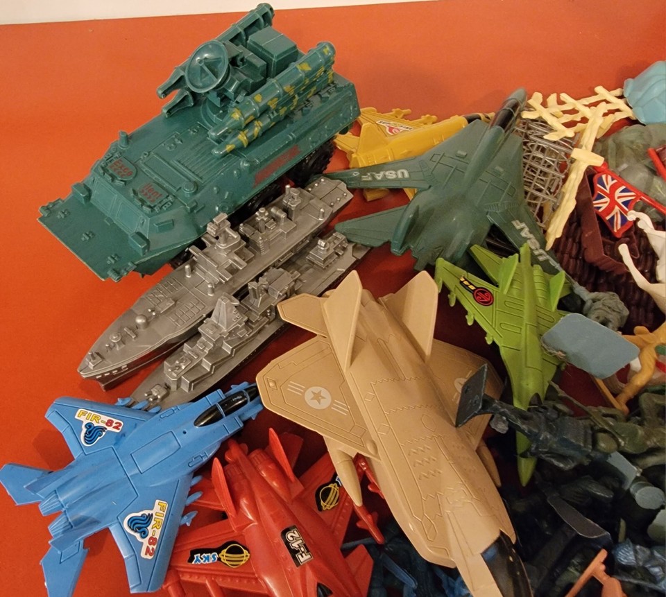 HUGE LOT OF VINTAGE TOY SOLDIERS, PLANES, SHIPS, ROCKS,TREES,FENCES | eBay