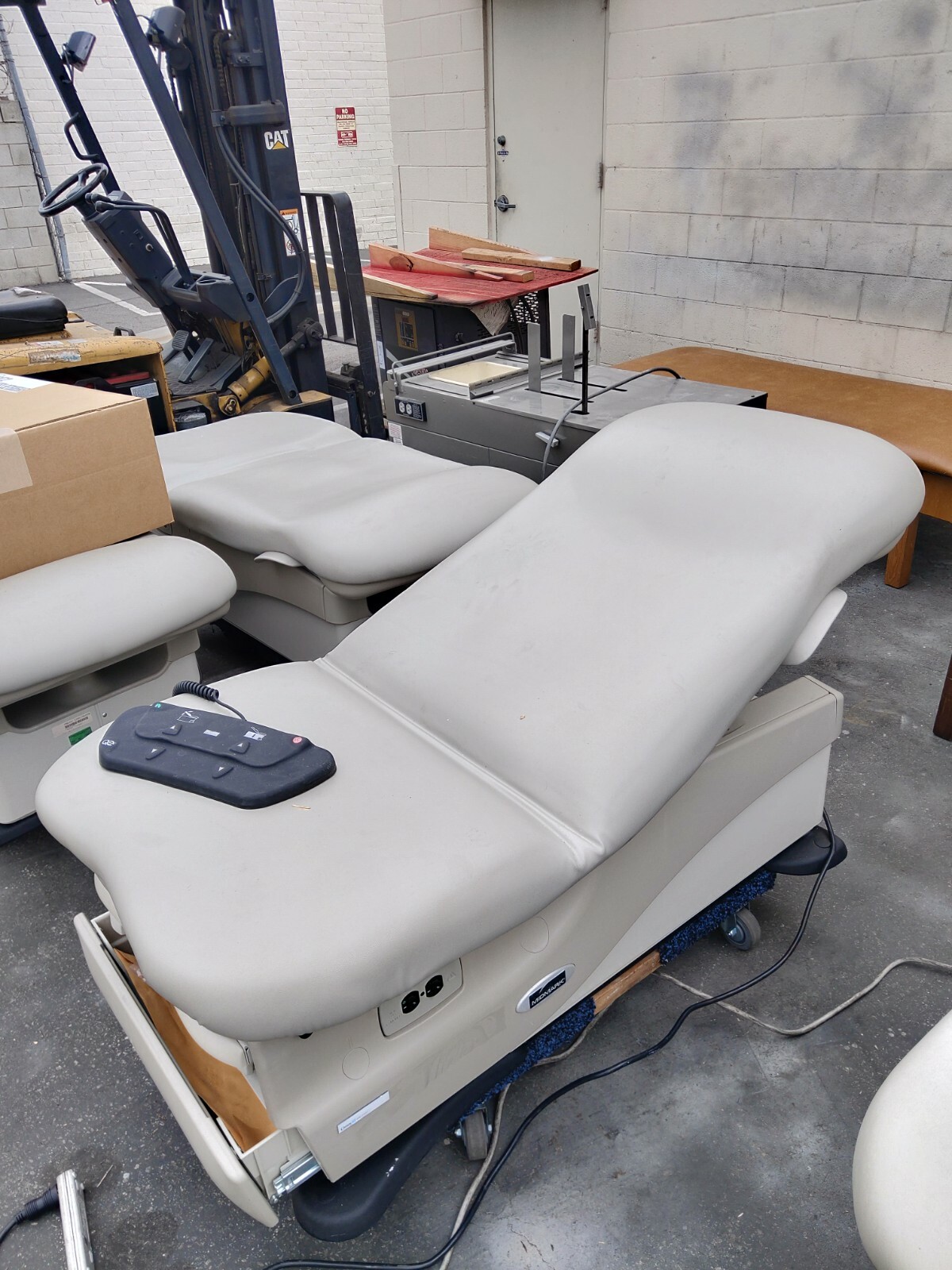 Midmark 625-001 Barrier Free Exam Table, With Footswitch & Hand Control ...