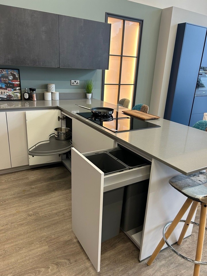 Ex-Display Hacker Comet Graphite/Grey Kitchen- Silestone Quartz Worktop ...