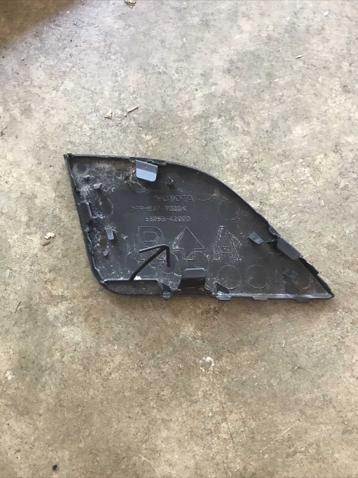 GENUINE TOYOTA 16-18 RAV4 RIGHT PASSENGER FRONT BUMPER TOW EYE CAP ...
