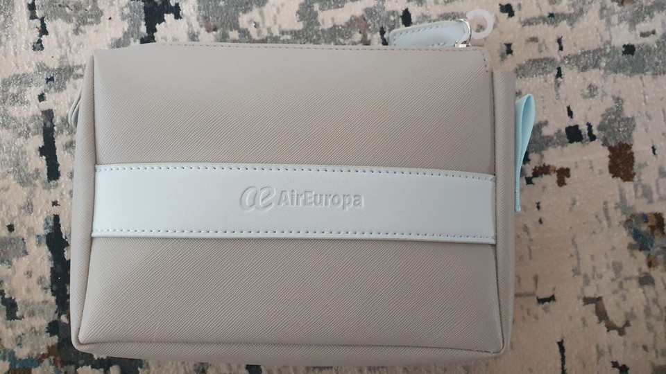 Air Europa Amenity Kit Business Class Grau/Hellblau 20x14x4cm Travel Kit OVP Air | eBay.de
