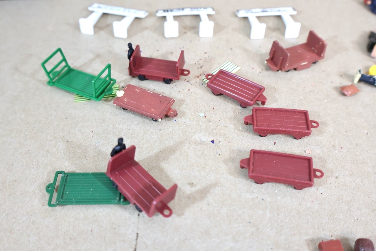 TRIANG HORNBY MERIT OO STATION PLATFORM FIGURES and DEPOT ACCESSORIES ...