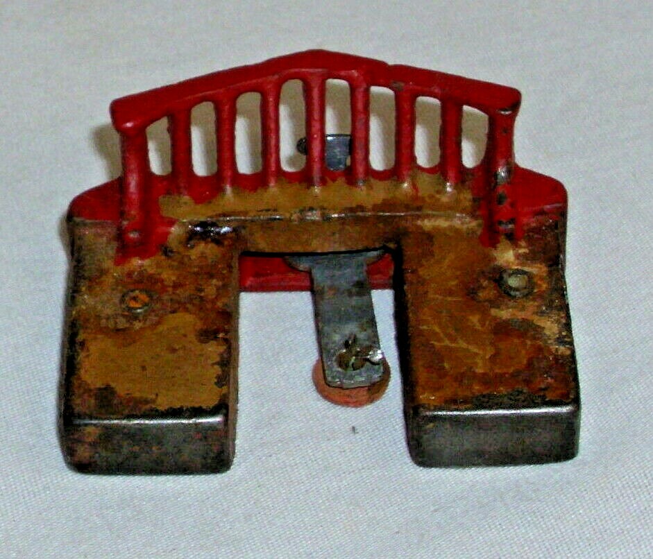 LIONEL 1920s STEAM LOCOMOTIVE ENGINE FRONT COW CATCHER PART CAST IRON ...