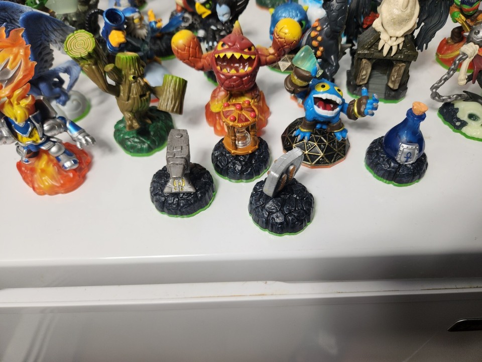 Activision Skylanders Lot of 43 Action Figures in Skylanders' Carrying ...